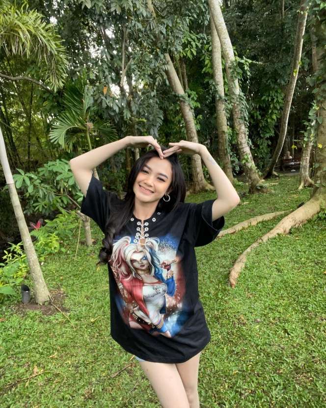 Sering Tampil Menggoda Ini 10 Potret Pedangdut Arlida Putri Di Luar Panggung Yang Penuh Pesona