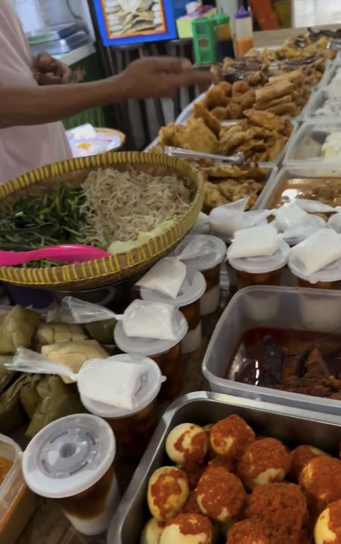 Deretan Potret Epy Kusnandar yang Banting Setir Jual Makanan di Kantin ... Deretan Potret Epy Kusnandar yang Banting Setir Jual Makanan di Kantin ...